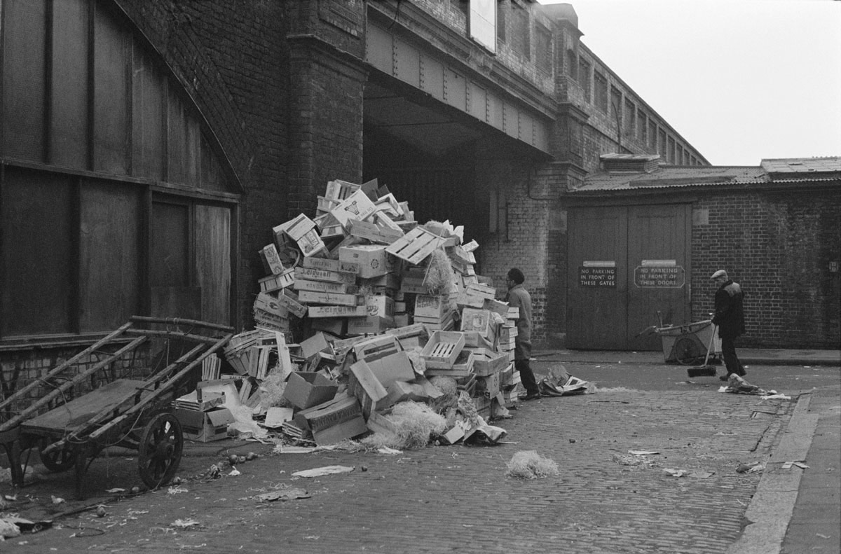 Street Scenes from the East End, 1950-1980: The Photography of Bandele ...